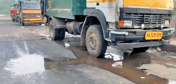 BBMP garbage truck releases leachate into lake