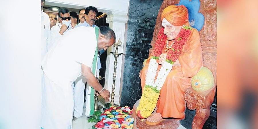 HD Kumaraswamy visits Siddaganga Mutt
