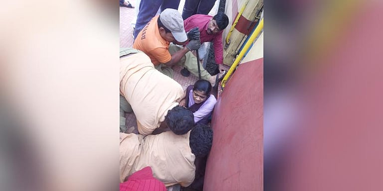 Girl gets trapped between platform and train; rescued in Andhra Pradesh