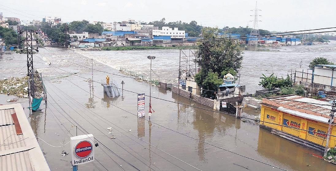 Officials sound alert, close Chaderghat, Moosarambagh bridges for traffic