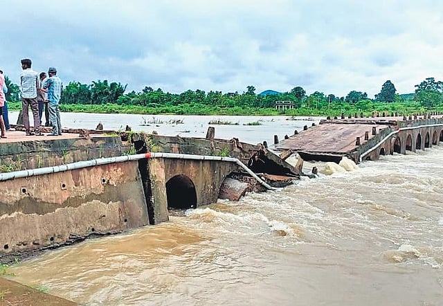 Bridge over Jonk river caves in, 25,000 affected