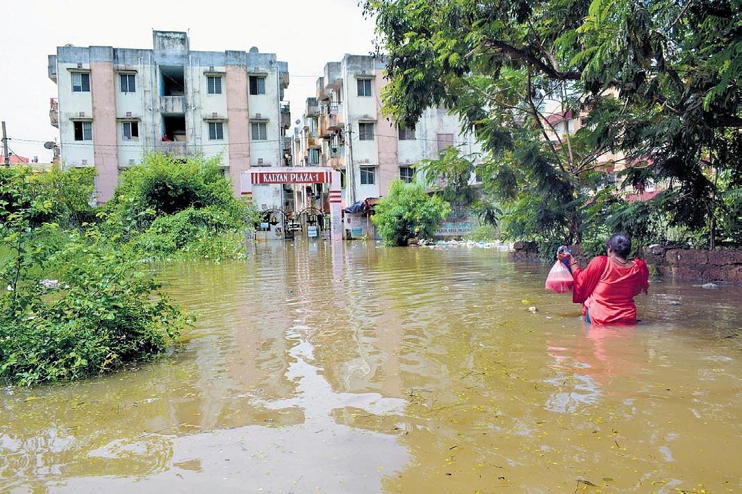 Daya river inundates Sundarpada, many move to safer places