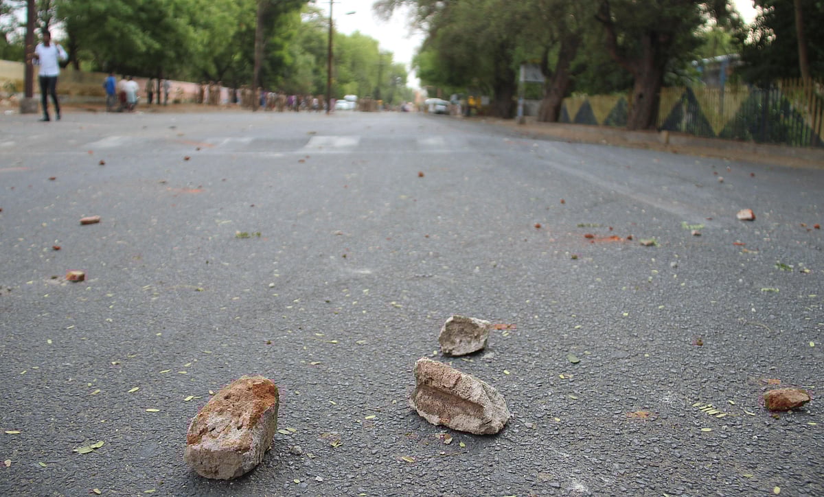 Minor Kerala girl hurt as miscreants pelt stones at moving train