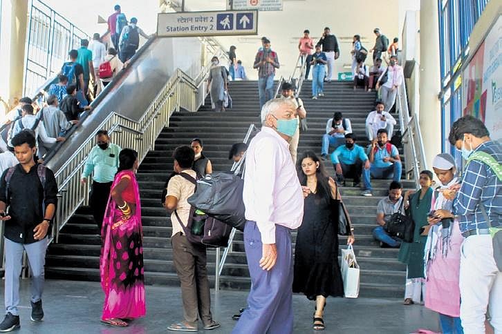 Delhi Metro: Snag hits Yellow Line, travellers stuck