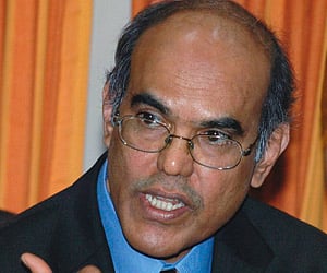 Former RBI governor suggests 10-year road map for privatisation of all ...