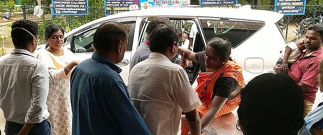 Mayiladuthurai collector turns good Samaritan for road accident victims