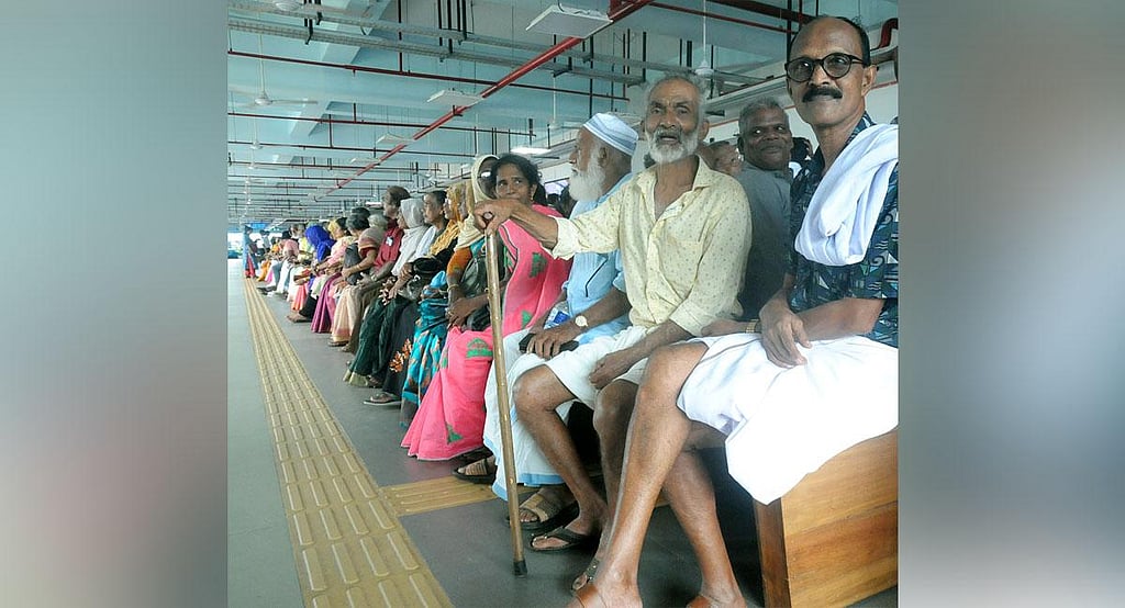 600 senior citizens from Vazhoor take joyride in Kochi metro system