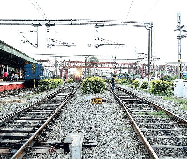 Man accused of raping daughter ends life by jumping in front of train in Thane district