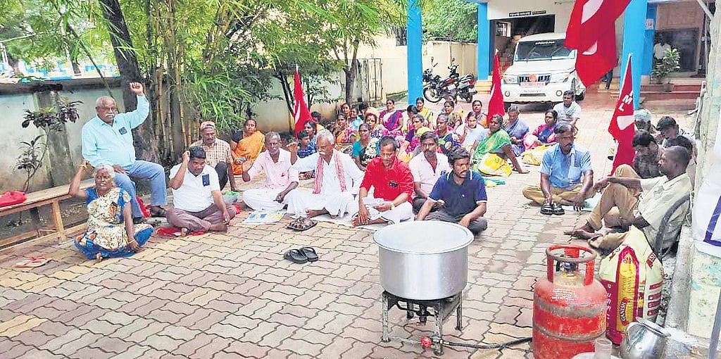 Sanitation workers stage ‘oppari porattam,’ seek action against contractor