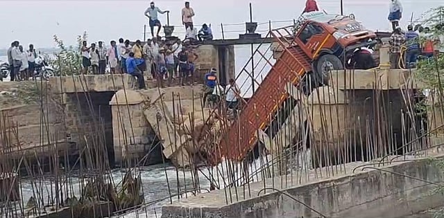 Bridge on Tungabhadra HLC collapses in Anantapur
