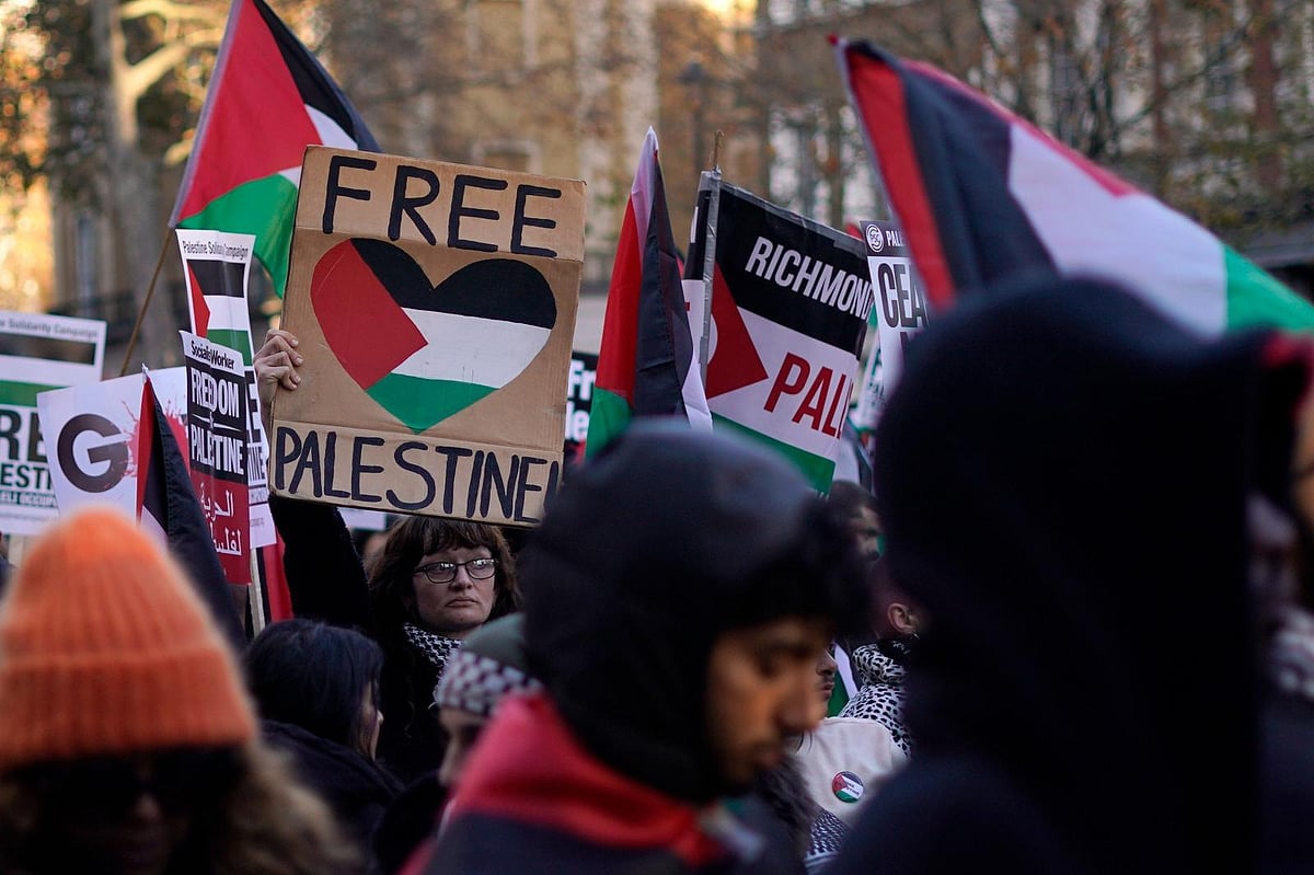 Tens of thousands march in London calling for a permanent cease-fire in ...