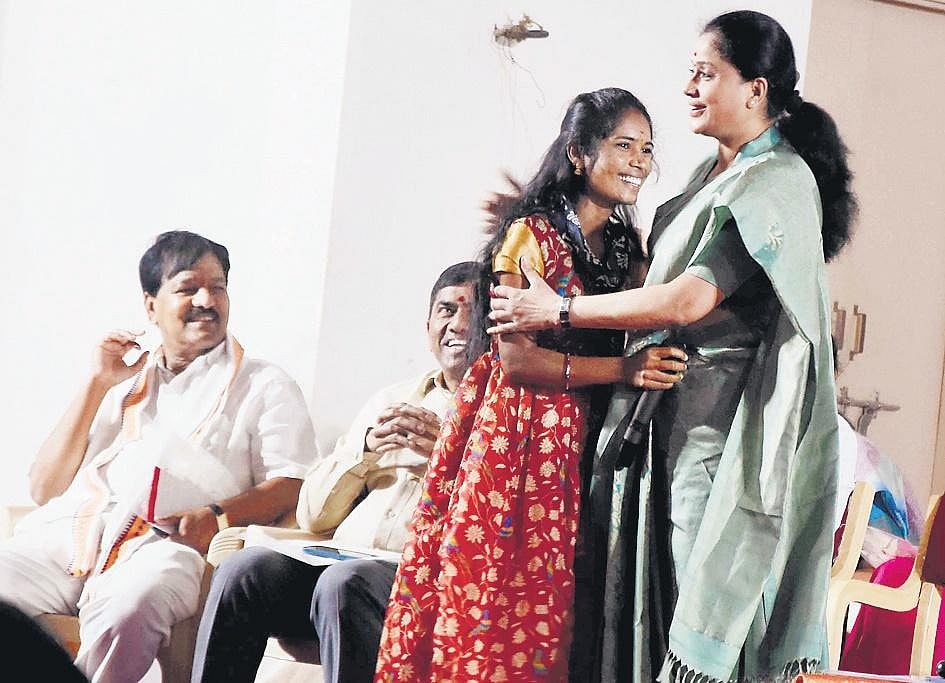 Telangana: Which side is Vijayashanti?