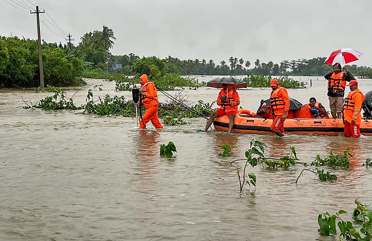 TN rains: Work to rescue stranded train passengers at Srivaikuntam on ...