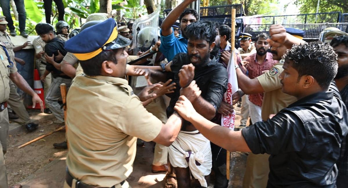 SFI march to Kerala Raj Bhavan to protest 'saffronisation' of higher ...