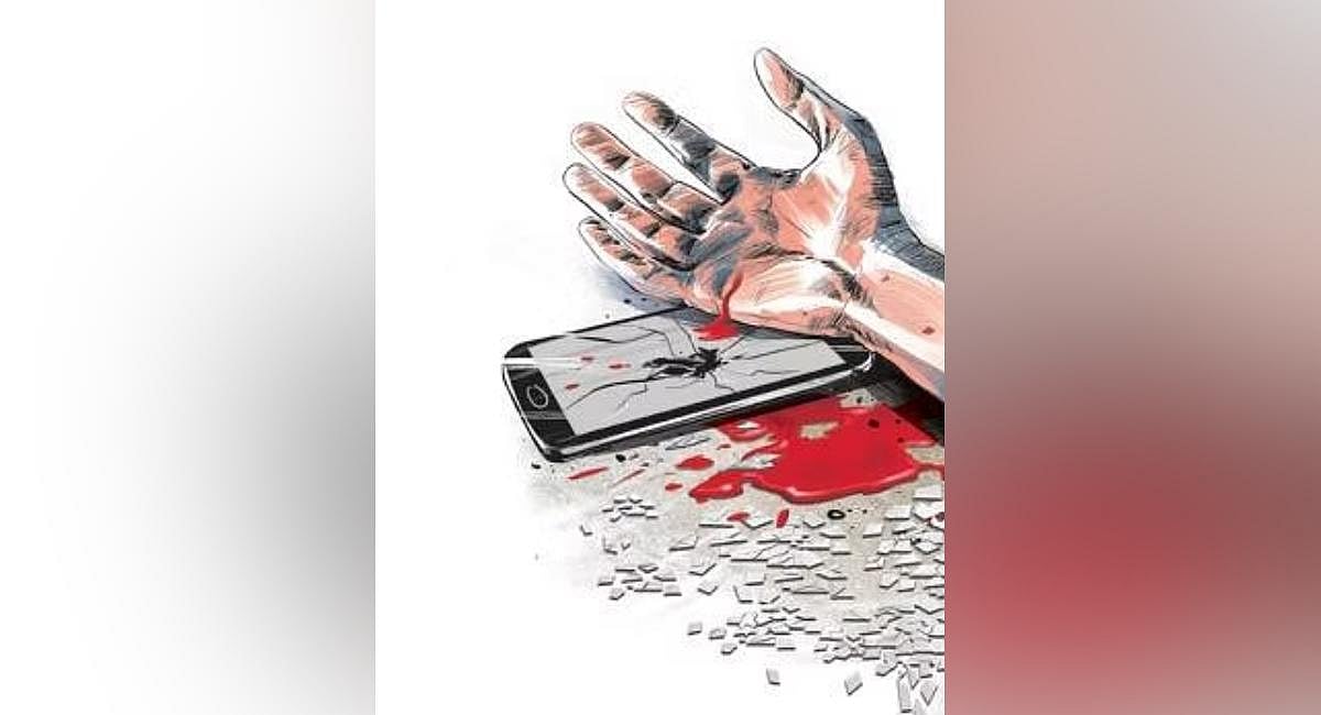 Phone snatching: Man falls off moving train, loses limbs