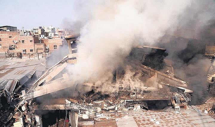 Delhi: Narrow escape for fire-fighters as building collapses after huge ...