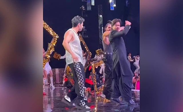 SRK dances to 'Jhoome Jo Pathaan' with Varun Dhawan, Ranveer Singh