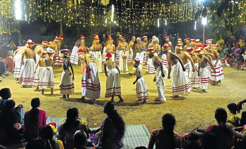 Dance of men for a goddess