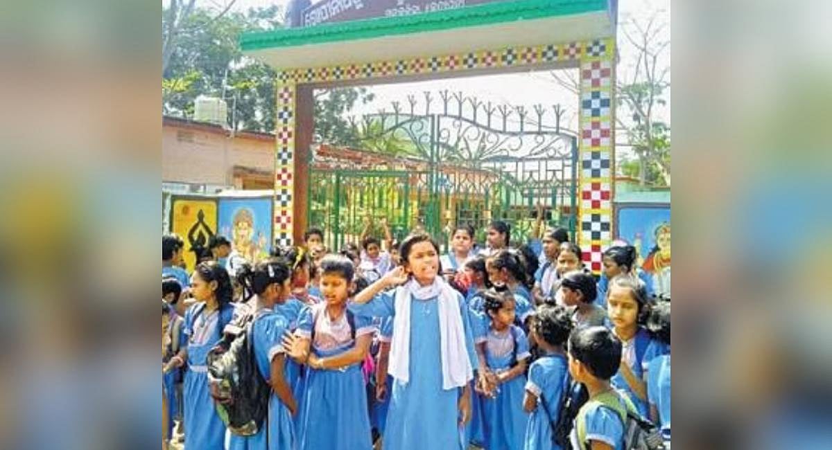 Students oppose transfer of teacher, lock school in Odisha's Kendrapara ...