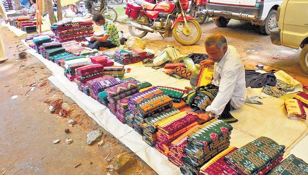 No takers for a closed complex as weavers prefer to sell handloom in ...