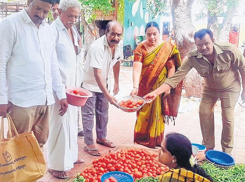 Rythu Bazaars in Kadapa, Kurnool start selling tomatoes at Rs 50 a kg