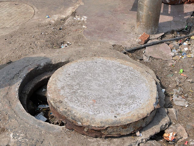 VMC sanitation worker dies while cleaning manhole
