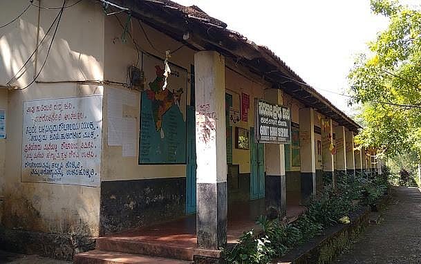 Shortage of teachers: Government school in Karnataka's border village ...