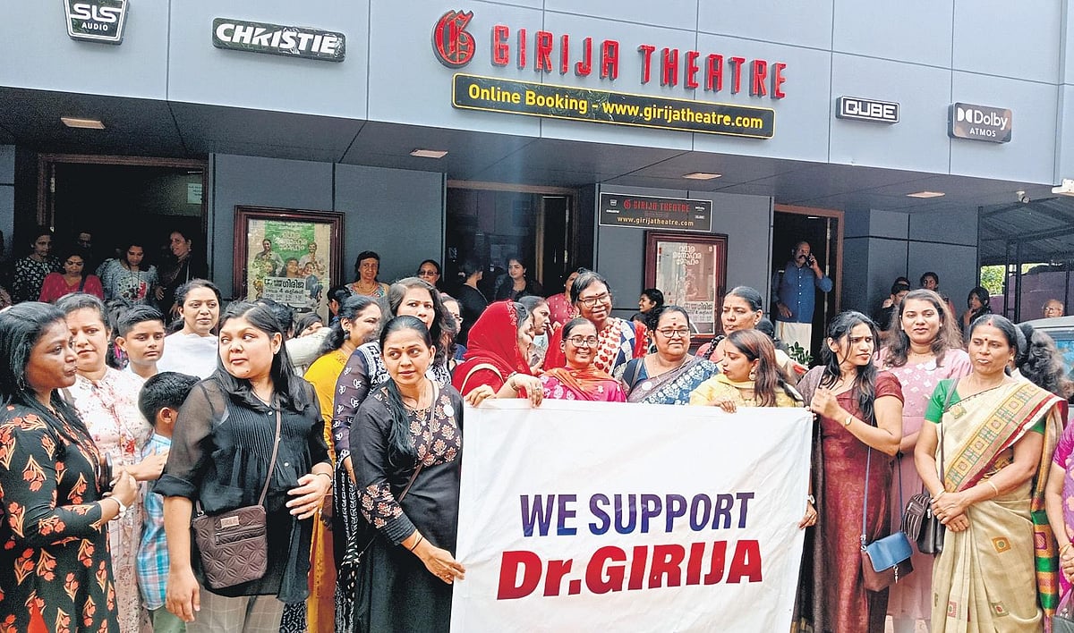 Women flock to Girija Theatre in Thrissur, extend support to ...