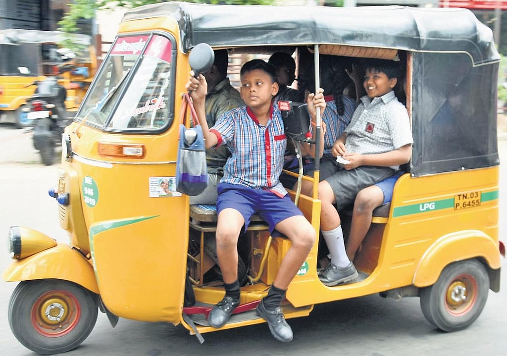 Overloaded autos put schoolkids’ lives at risk