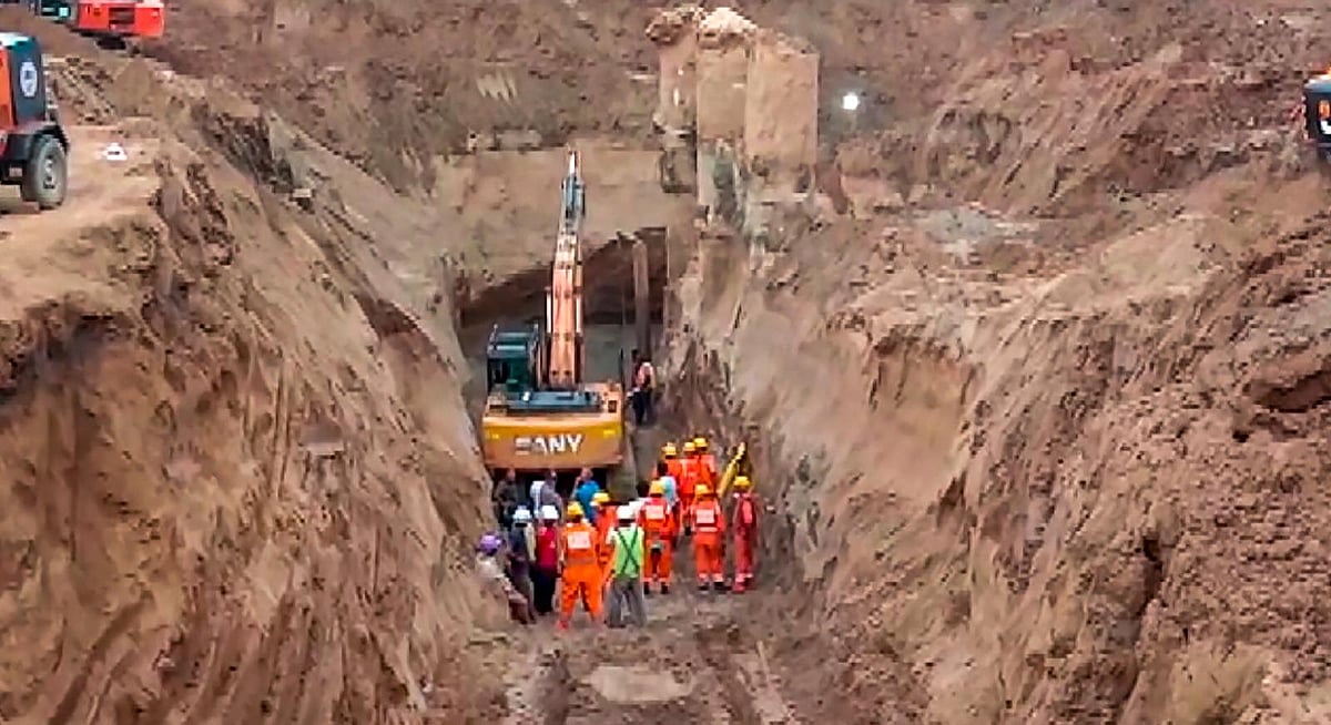 Worker stuck in 70-feet deep trench in Punjab's Jalandhar for over 15 ...