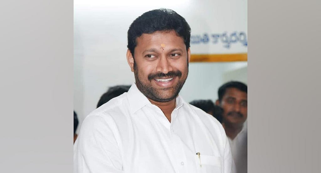 Telangana HC relief for Avinash, father Bhaskar Reddy in Viveka murder case