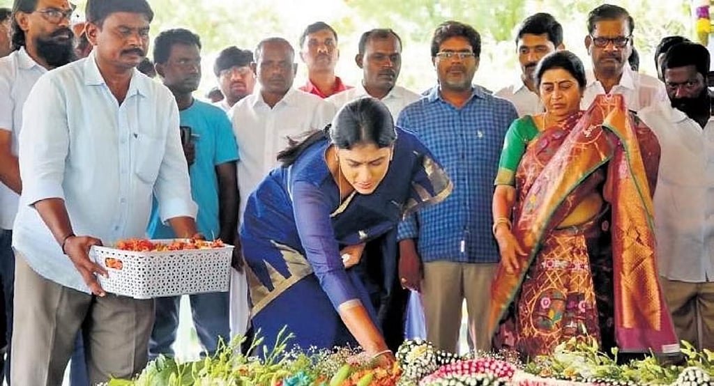 Gandhis have highest respect for YSR, says Sharmila