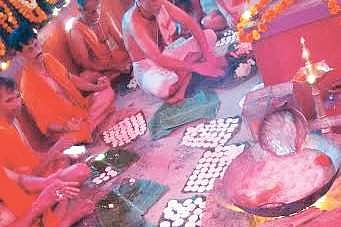 Ritual: Devotees remove vadas from 'boiling oil' in Kumta