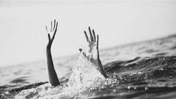 Selfie craze turns fatal as two drown in Bengaluru's Hoskere lake