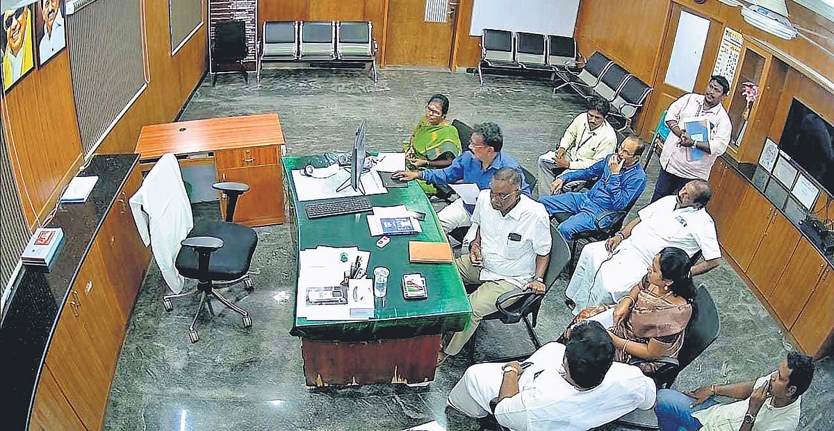 Dalit govt staff falls at feet of DMK councillor, five booked