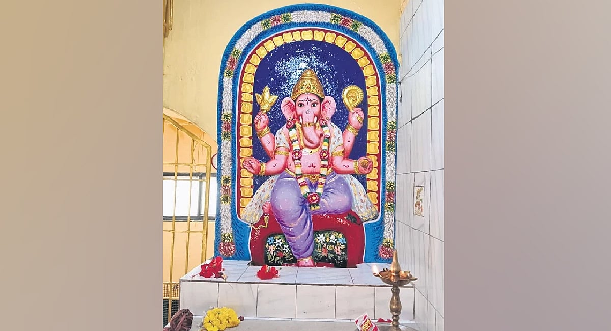 Centurion ‘Gode Ganapati’ draws devotees to Ankola tahsildar office