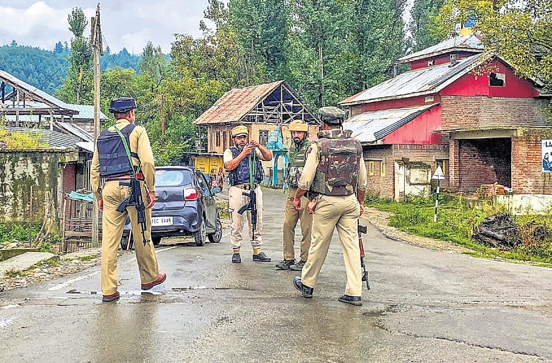 2 Army jawans, 2 terrorists killed in Kulgam encounter