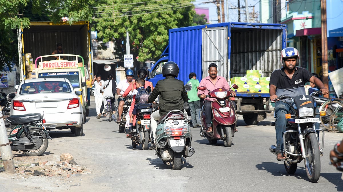 Haphazard parking of trucks chokes traffic in Othakadai