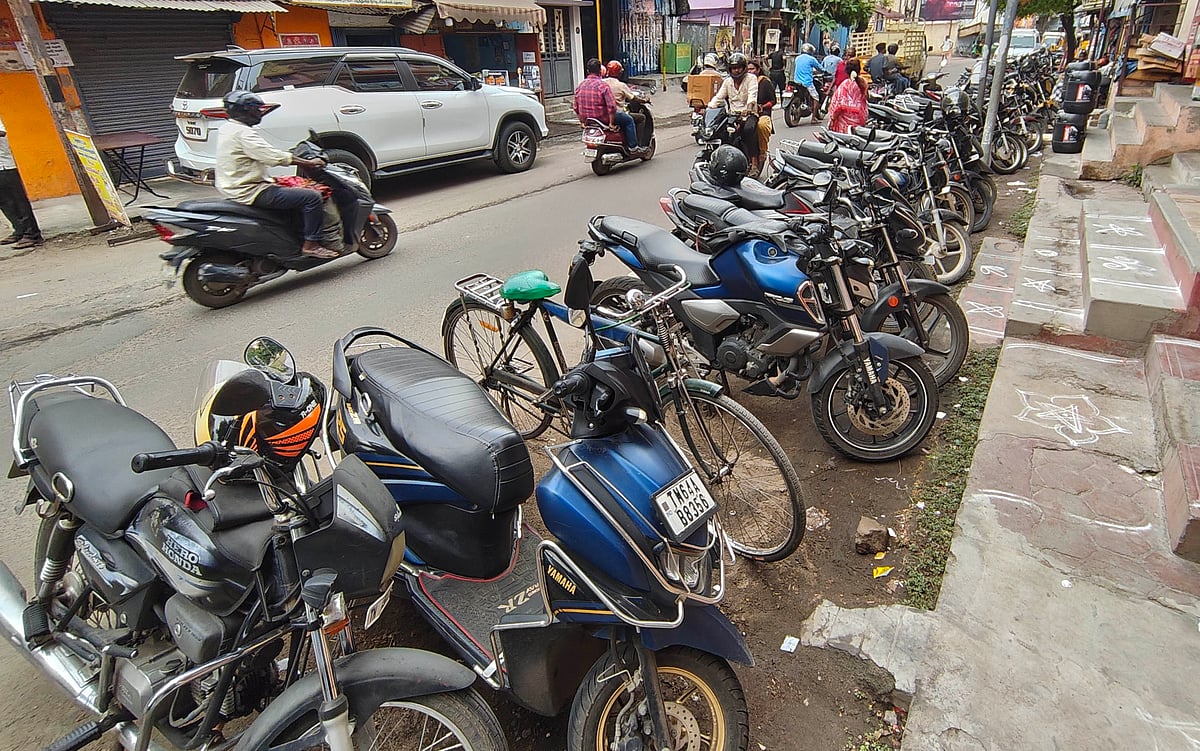 Haphazard parking chokes Madurai roads