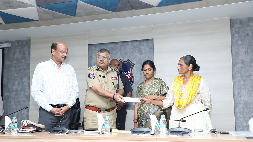 Senior CPI (Maoist) leader Pothula Padmavathi surrenders, joins ...