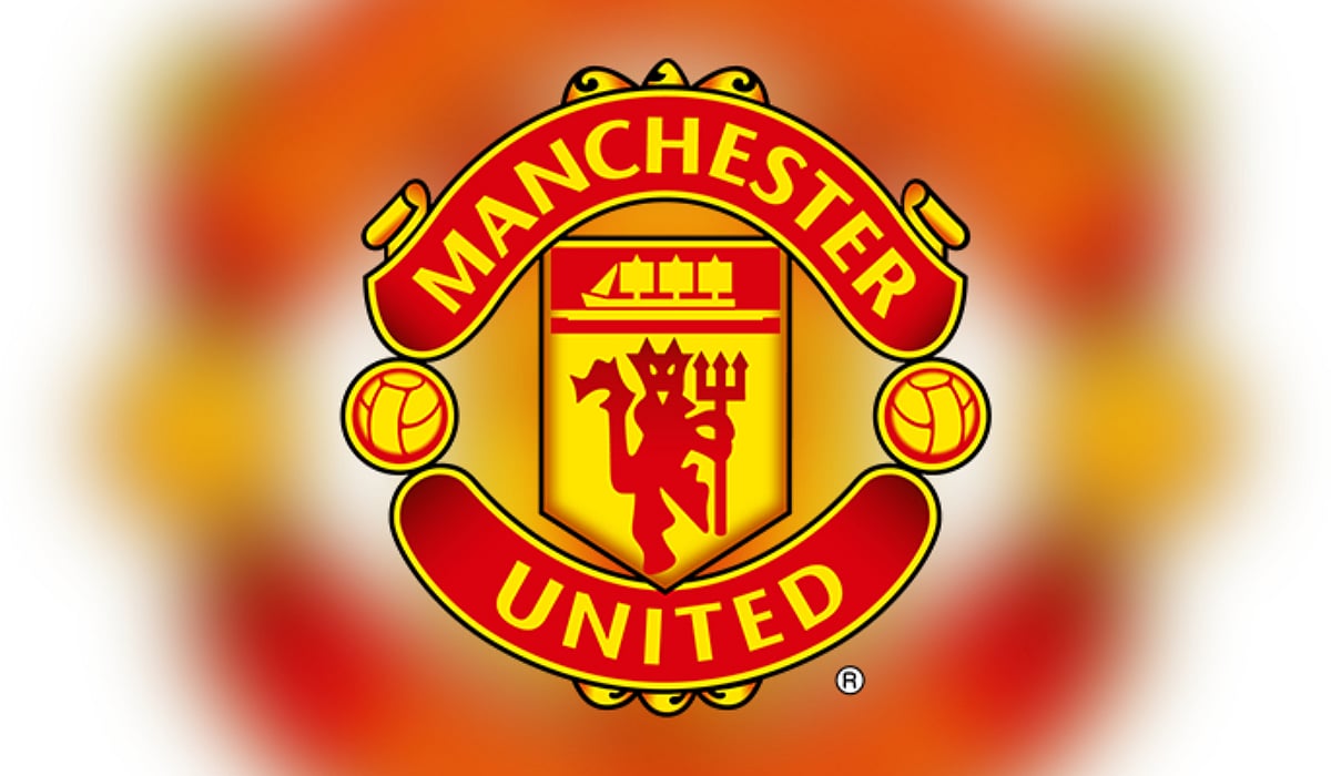 Manchester United posts record revenues but is still making losses