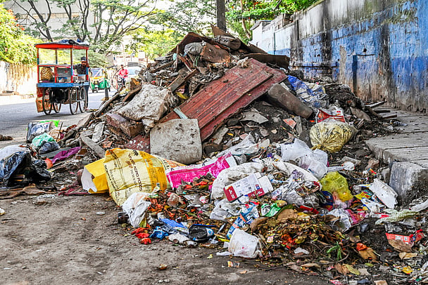 Chinese biz visitor slams Bengaluru's bad roads, garbage dumps