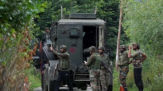 Two elite para commandos missing in Anantnag forests, search operations ...