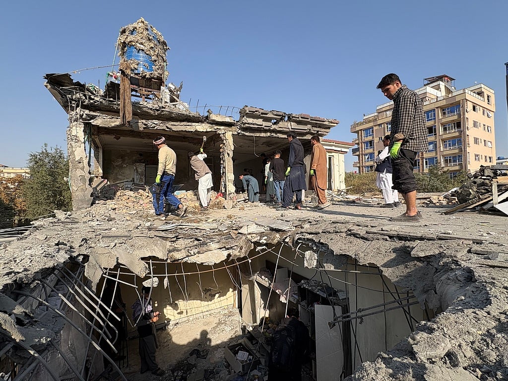 A suicide bomber and militants attack Pakistani army facility near ...