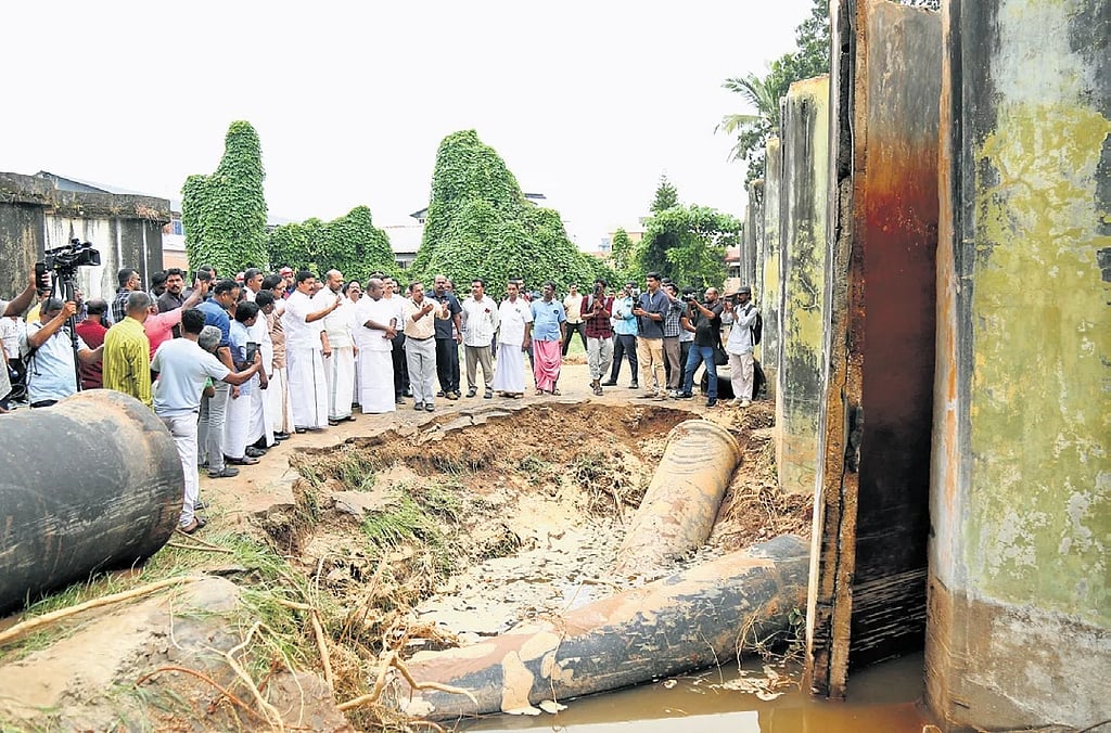 1.35-cr-litre water tank collapses at Thammanam in Kochi; no casualties ...