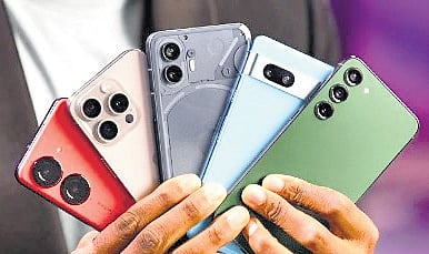 Police return 625 lost phones to their owners