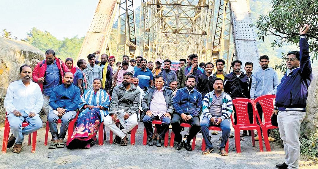Activists block NH-326 demanding urgent repairs on aging Patraput bridge
