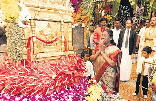 President offers prayers at Andhra Pradesh's Padmavati temple