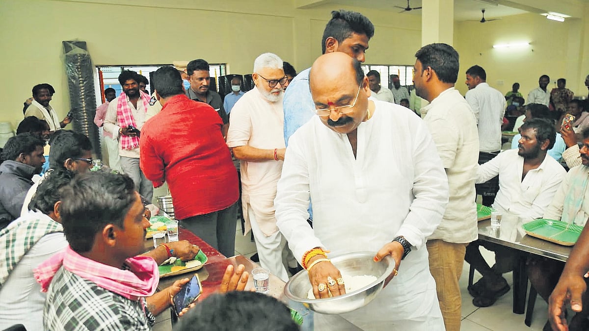Minister Ambati launches free meal scheme at Guntur chilli yard
