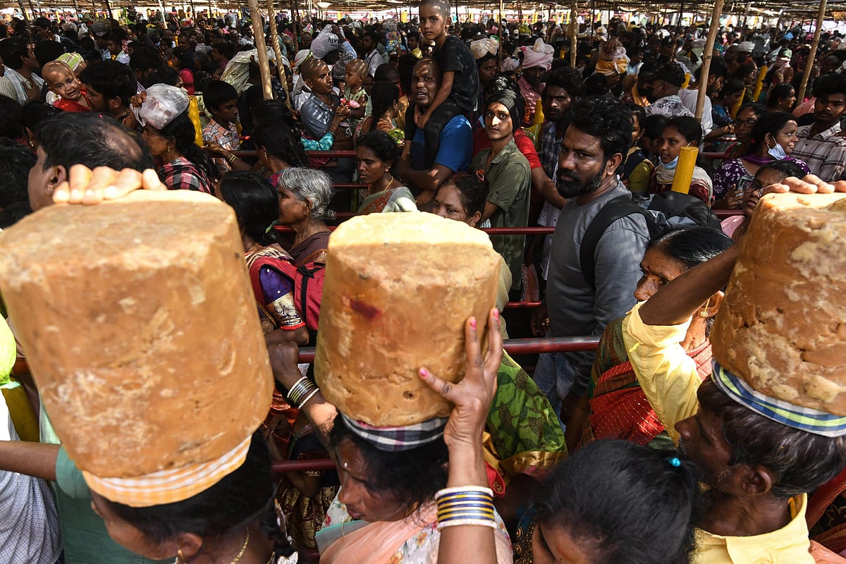 IN PICS | Medaram Jatara: Devotees offer prayers to tribal deities of ...